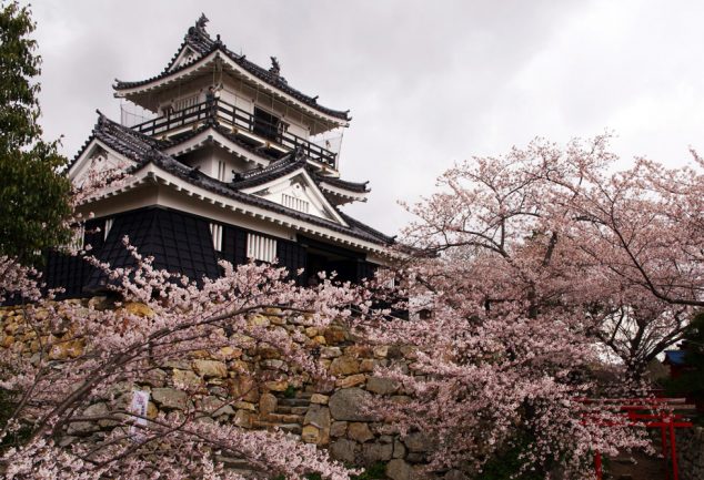 Azuchi Castle Ruins: Revolutionizing Japanese Castle Design » Zooming Japan