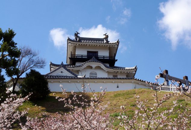 Azuchi Castle Ruins: Revolutionizing Japanese Castle Design » Zooming Japan